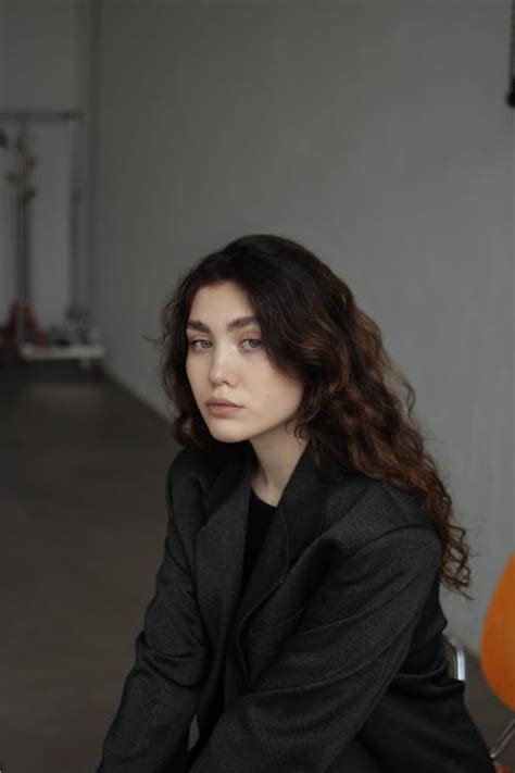 검은색 긴 꽃 누워 있는 뒷모습 마른 머리 빨간 수직 쐈어 신체 얼굴 사진 여성 젊은 집에서 초상화
