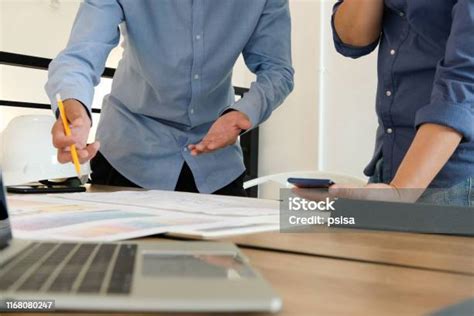 건축가 인테리어 디자이너 집 그리기 계획 및 색상 스와스와 함께 작업 건설 산업에 대한 스톡 사진 및 기타 이미지 건설 산업