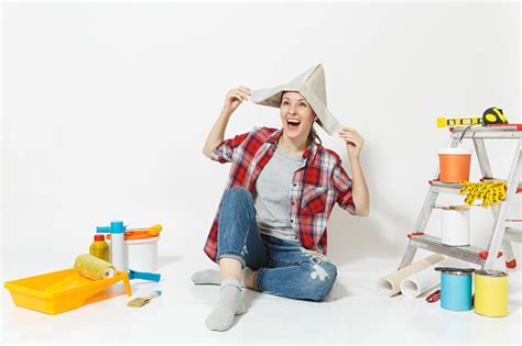 행복 한 재미 재건축 아파트 룸 흰색 배경에 고립에 대 한 악기와 함께 바닥에 앉아 신문 모자에 있는 여자 배경 화면 접착 페인팅 도구에 대 한 액세서리입니다 수리 가정