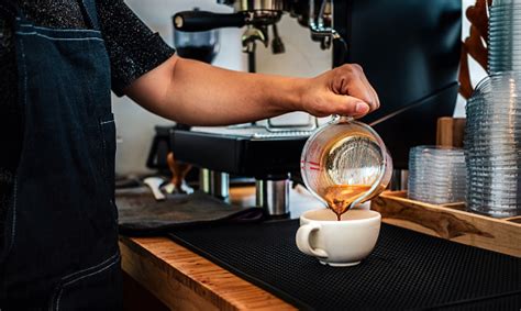 커피숍에서 계량컵에 에스프레소를 붓는 바리스타의 손 커피 음료를 준비하는 에스프레소를 만드는 바리스타의 클로즈업 샷 갈색에 대한 스톡 사진 및 기타 이미지 Istock