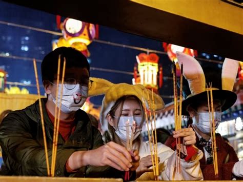 Warga Rayakan Tahun Baru Imlek Di Kuil Hong Kong Tagar