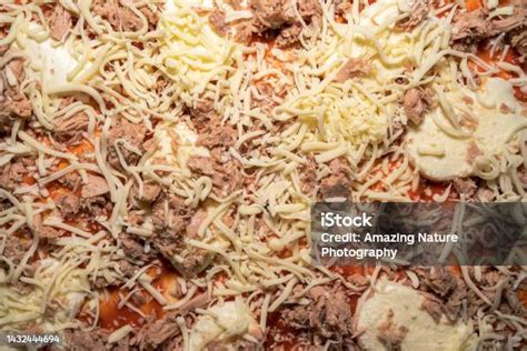 토마토 소스 모짜렐라 참치 강판 치즈를 얹은 굽지 않은 수제 피자 0명에 대한 스톡 사진 및 기타 이미지 0명 가루로 빻은 가정 생활 Istock