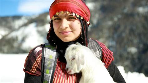 La Ragazza E Il Suo Cane Trovano Una Capra Che Ha Partorito Nella Neve