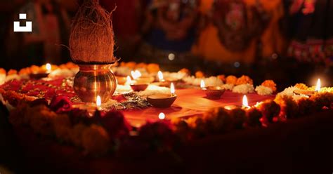 촛불과 꽃병이 있는 장식된 테이블 사진 Unsplash의 무료 비트 이미지