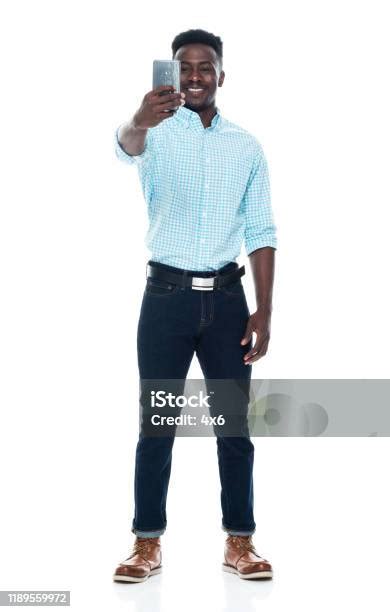 전체 길이 정면 보기 카메라 한 남자만 보고 2029세 성인 잘생긴 사람 곱슬 머리 검은 머리 아프리카 민족 아프리카 계 미국인