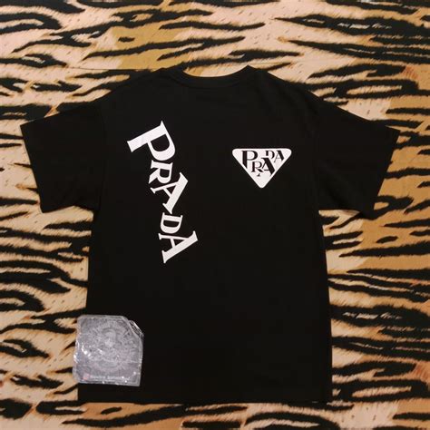 Prada Tee Fesyen Pria Pakaian Atasan Di Carousell
