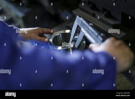 Using Vernier Caliper Hi Res Stock Photography And Images Alamy