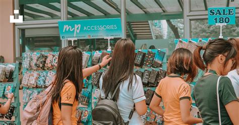 노란색 티셔츠를 입은 여자 앞에 서 있는 흰색 티셔츠를 입은 여자 사진 Unsplash의 무료 극동 대학교 이미지