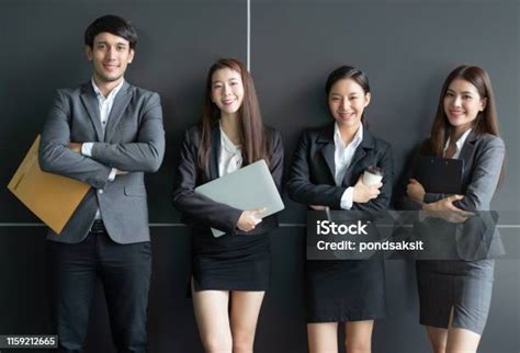 사무실 건물에서 포즈를 취하는 아시아 비즈니스 사람들의 초상화 벽에 기대어 젊은 사업가와 사업가 단체에 대한 스톡 사진 및 기타 이미지 Istock