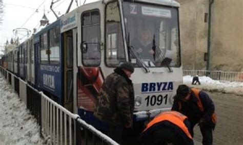 У Львові транспортний колапс — місто вкрите льодом