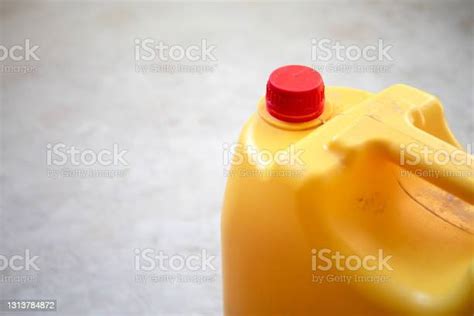 빨간 스토퍼가있는 노란색 플라스틱 용기 건축 자재 및 화학 제품 0명에 대한 스톡 사진 및 기타 이미지 0명 가솔린 갤런 Istock