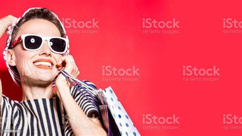 모자와 선글라스를 착용한 쇼핑백을 입은 행복한 쇼핑가 35 39세에 대한 스톡 사진 및 기타 이미지 35 39세 가방 계절 Istock