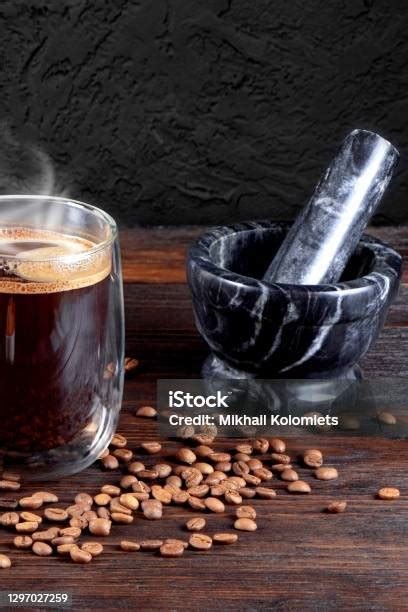 나무 테이블에 검은 커피와 커피 콩 한 잔 커피 한 잔 공간을 복사합니다 모닝 커피 복사 공간 0명에 대한 스톡 사진 및 기타 이미지 Istock