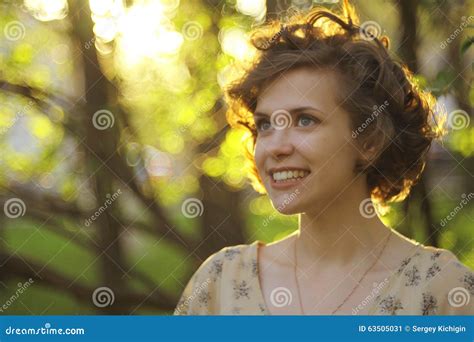 Portrait D Une Belle Fille Image Stock Image Of Sain