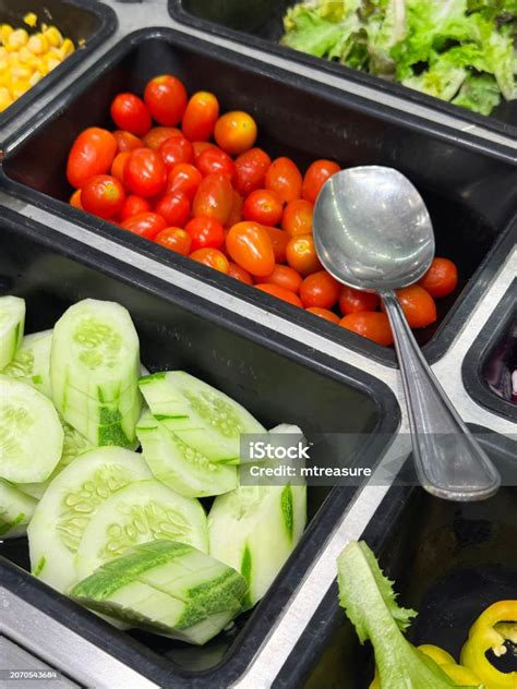 풀 프레임 이미지 호텔 셀프 서비스 냉장 뷔페 디스플레이 샐러드 바 트레이 오이 슬라이스 방울 토마토 스위트콘 양상추 잎 자체 제작 샐러드 재료 금속 서빙 스푼 샐러드 야채