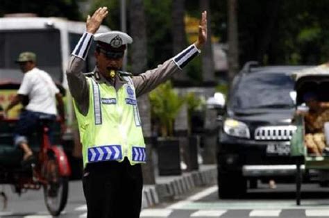 Lampu Lalu Lintas Menyala Merah Tapi Polisi Perintahkan Jalan Mana Yang Harus Diikuti Motorplus