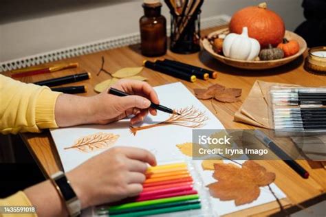 정신 건강 회복을위한 미술 치료 예술 만들기는 정신 건강 개선에 도움이됩니다 창의성과 회복 마커로 가을 나무를 그리는 여자의 얼굴 없는 초상화 교육에 대한 스톡 사진 및