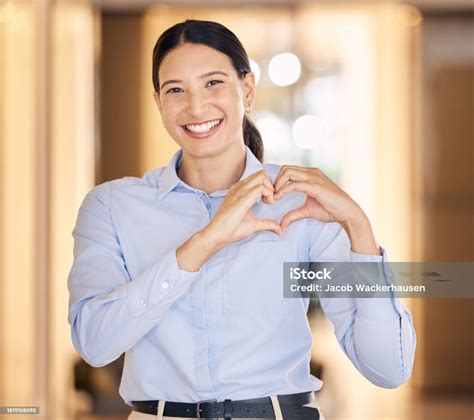 이모티콘 사랑과 하트 기호 또는 미소와 Bokeh와 함께 초상화에 손을 가진 비즈니스 여성 긍정적이고 보살핌과 신뢰의 손길을 가진 전문 기업인 또는 행복한 직원 직업 행복을