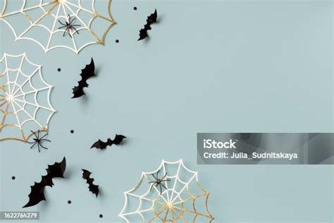 박쥐 거미줄 색종이 조각으로 만든 할로윈 파티 장식 해피 할로윈 최소한의 휴일 인사말 카드는 청록색 배경에 평평하게 놓여 있습니다 플랫 레이에 대한 스톡 사진 및 기타