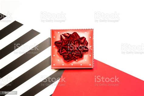 최소한의 스타일에 흰색 검은 색 빨간색 줄무늬 배경에 빨간색 활선물 상자 상단 보기 플랫 레이 복사 공간 0명에 대한 스톡 사진 및 기타 이미지 Istock