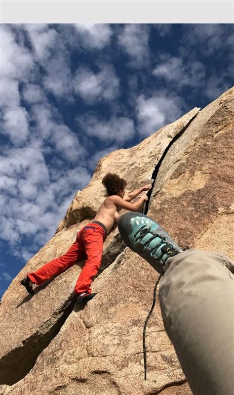Foto De Topless Climber From Below