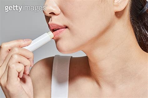 여성 사람피부 주요신체부분 클로즈업 뷰티 얼굴 사람머리 건조 상태 립밤 바르기 이미지 Jv12122430 게티이미지뱅크