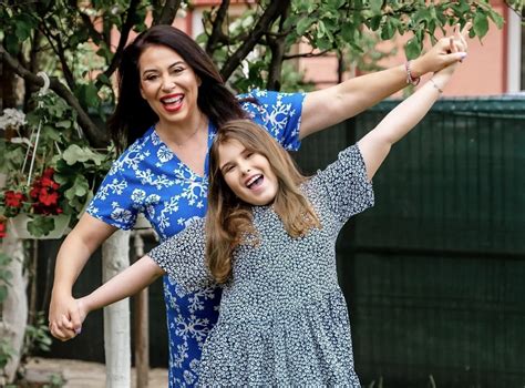 Fata Oanei Roman primește vești de la tatăl ei Marius Elisei îi arată prin poze cât de fericit