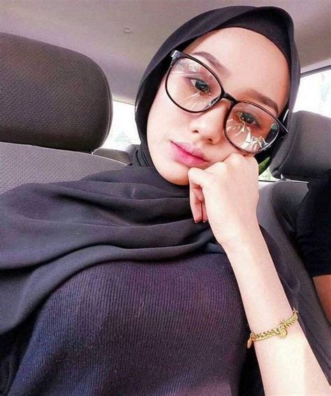 Perempuan Melayu Pakai Cermin Mata Oliver Piper