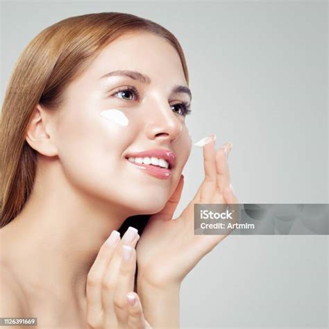 완벽 한 피부와 아름 다운 여자의 얼굴입니다 젊은 여자 Applyng 보습 크림입니다 아름다움 크림 스킨케어 및 얼굴 치료의 개념 사람 얼굴에 대한 스톡 사진 및 기타
