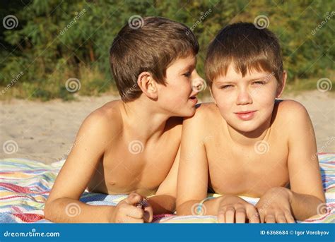Dois Amigos Do Preteen Foto De Stock Imagem De Necklace 6368684