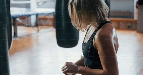 신선한 물이 필요합니다 체육관에서 검은 펀칭 백 근처의 여자 자연 채광 사진 Unsplash의 우크라이나 이미지