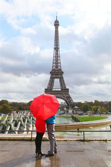 Red Umbrella Eiffel Tower 34 Koleksi Gambar