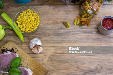 음식입니다 신선한 야채 고기 원시 스테이크와 바베 큐에 대 한 원시 고기 조각 슬라이스 쇠고기 스테이크 바베 큐 토마토 고추 고기 요리에 향신료입니다 0명에 대한 스톡 사진