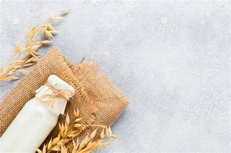 회색 배경에 오트밀로 만든 수제 다이어트 야채 우유 건강하고 건강한 식품 개념을 다이어트하십시오 공간을 복사합니다 맨 위 보기입니다 건강한 생활방식에 대한 스톡 사진 및