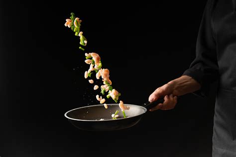 가까이 요리사는 검은 배경에 팬에 녹색 허브와 새우를 요리 해산물과 건강한 음식 모션에서 동결 레시피 북 레스토랑 비즈니스 고급 요리에 대한 스톡 사진 및 기타 이미지