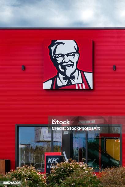 Kfc 패스트 푸드 레스토랑의 외관에 대령 샌더스 로고 또는 기호 바레이로 플래닛 리테일 파크에서 켄투키 프라이드 치킨 정크 푸드 로고에 대한 스톡 사진 및 기타 이미지