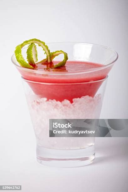 레드 칵테일 음료입니다 얼음과 클로즈업 흰색 배경에 분리된 가느다란 관에 대한 스톡 사진 및 기타 이미지 가느다란 관 껍질 녹색 Istock