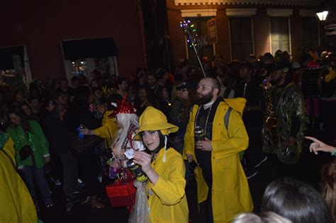 뉴 올 리 언 즈 라프렌치 쿼터에서 Krewedelusion 퍼레이드에서에서 마디 그 라 2018 Brass Band에 대한