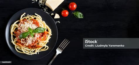 검은 나무 배경에 검은 접시에 토마토 소스와 파르 메산 치즈를 곁들인 이탈리아 파스타 공간을 복사합니다 평면도 건강한 식생활에 대한 스톡 사진 및 기타 이미지 Istock