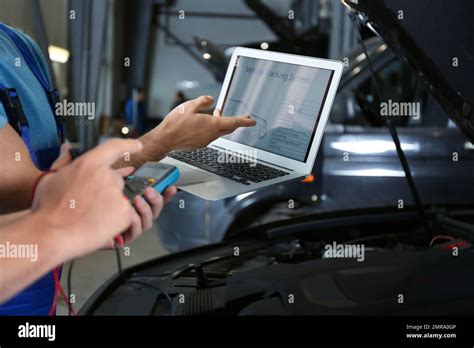 Mechanics laptop doing car hi-res stock photography and images - Alamy