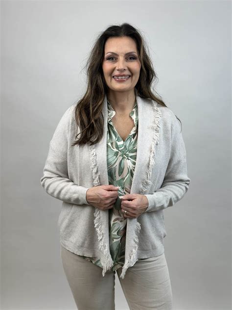 Fin Beige Kofta Med Fransar Framtill Stil And Design