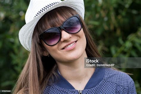 아름 다운 십 대 소녀 모자에서와 선글라스 여름 공원에서의 초상화 녹색 자연 배경에서 행복 하 게 웃는 귀여운 소녀 갈색 머리에 대한 스톡 사진 및 기타 이미지 Istock