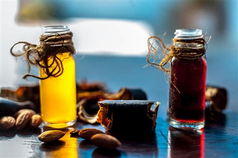 나무 표면에 최고의 빠른 변 비 치료 즉 잘 혼합 아 말 타스 또는 골든 샤워 나무의 오일과 함께 아몬드 오일 0명에 대한 스톡 사진 및 기타 이미지 Istock