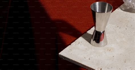 알렉산더 진 또는 코냑 화이트 크림 드 카카오 생크림 강판 육두구를 곁들인 저녁 식사 후 칵테일 사진 Unsplash의 칵테일 셰이커 이미지