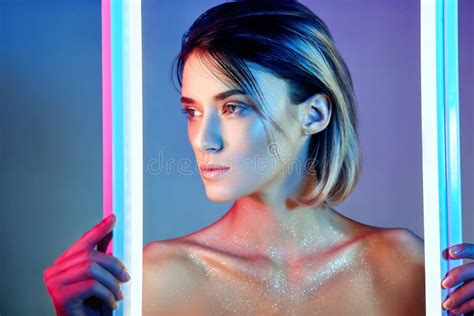 Mujer Atractiva En La Luz De Ne N En Ropa Interior Luces De Ne N Y Resplandor De La Luz En La