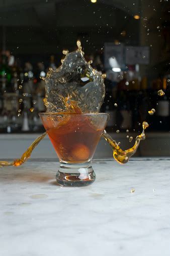 구식 칵테일 구식 클래식 칵테일 럼주 진 보드카 럼 또는 위스키와 민트 라임 주스 설탕 소다 물과 혼합한 알코올 음료는 라임과 체리로 장식됩니다 클래식 아메리칸 바 음료 0