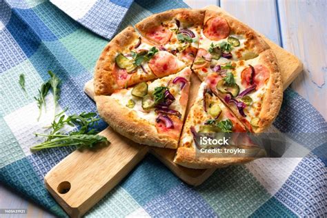 나무 커팅 보드에 절인 오이와 양파를 곁들인 베이컨 피자 피자에 대한 스톡 사진 및 기타 이미지 피자 썰기 이탈리아 문화 Istock