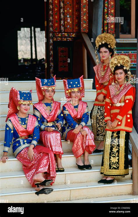 Traditional Indonesian Women