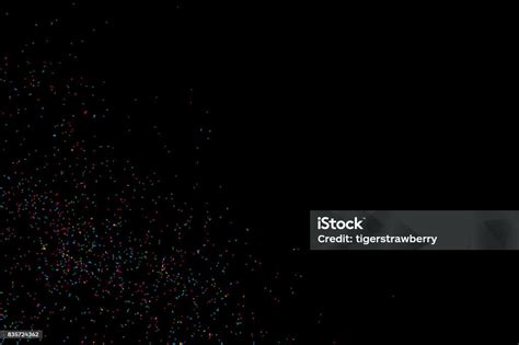 많은 검정 추상적인 배경에 고립 색종이와 다채로운 축 하 배경 반짝이 조각 라운드 떨어지는 산 산 조각 색종이 타격의 만든 뿌려 임의의 패턴을 삭제 합니다 7월에 대한 스톡