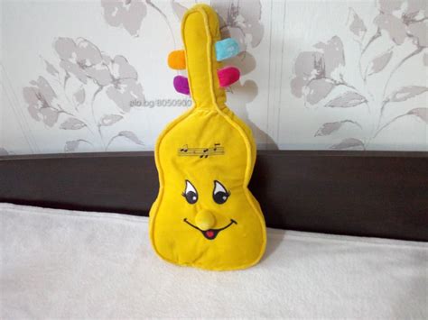 Плюшена играчка Китара Играчки София Плюшена играчка Китара в здраво състояние Без за